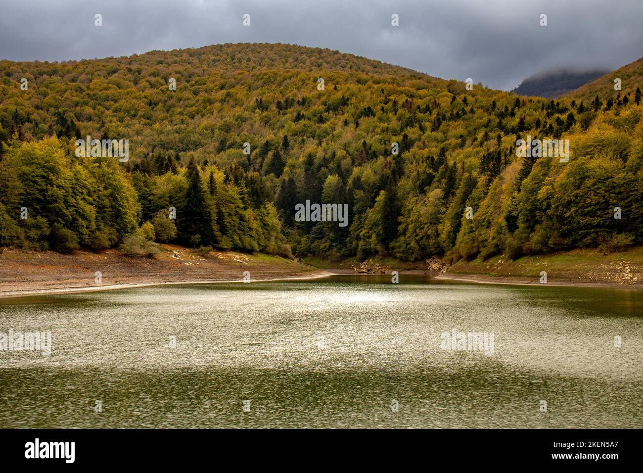 Embalse de Irabia en la Selva de Irati, un paraíso en otoño. Pirineo ...