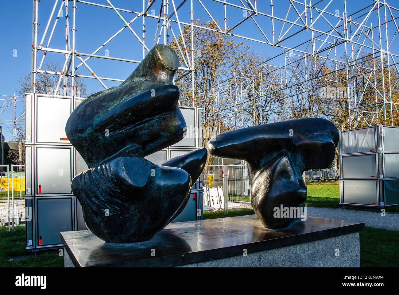 Henry moore liegende 1969 70 1 hi-res stock photography and images - Alamy