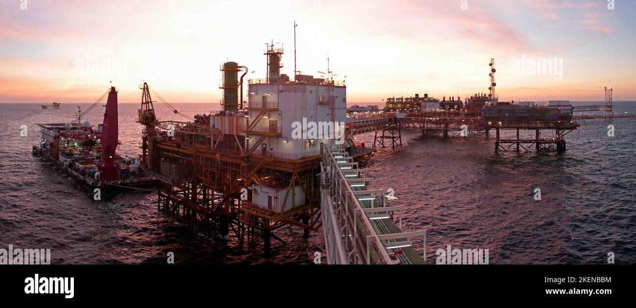 South china sea oil rig hi-res stock photography and images - Alamy