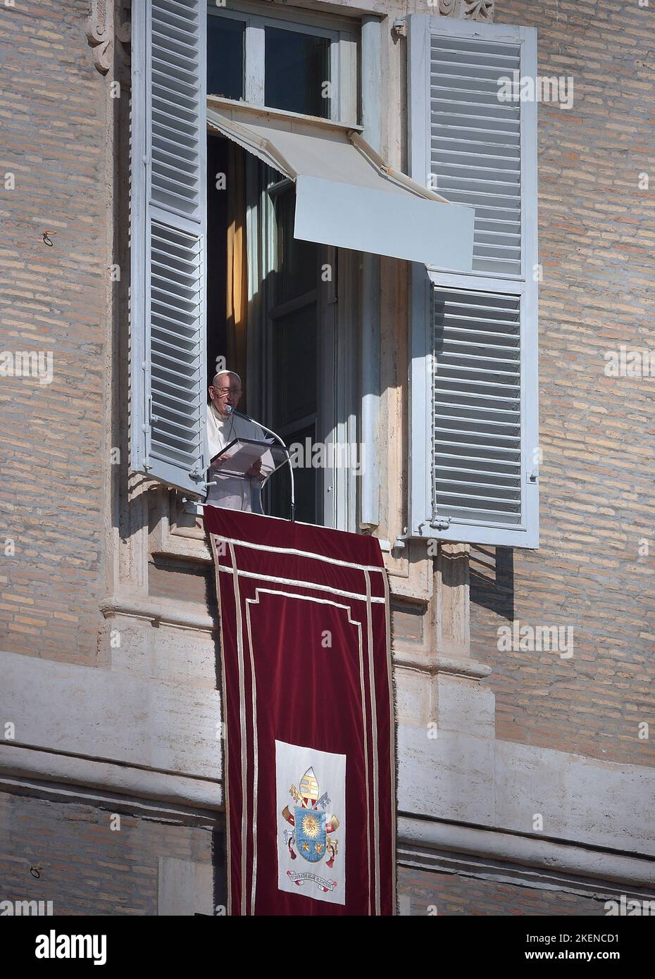 The Vatican. 13th Nov, 2022. Pope Francis waves from the window of the ...