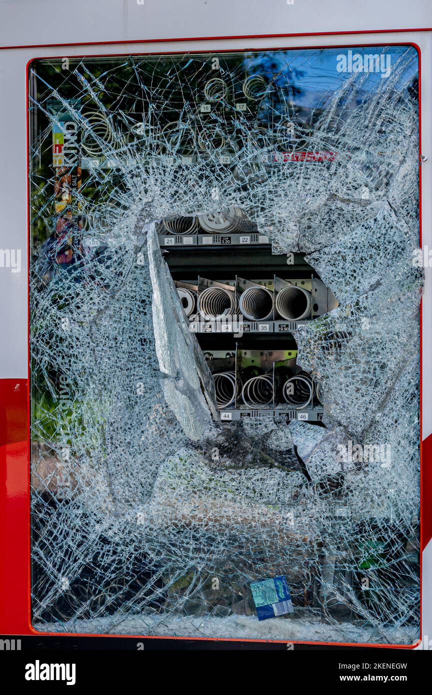 Damaged vending machine hi-res stock photography and images - Alamy