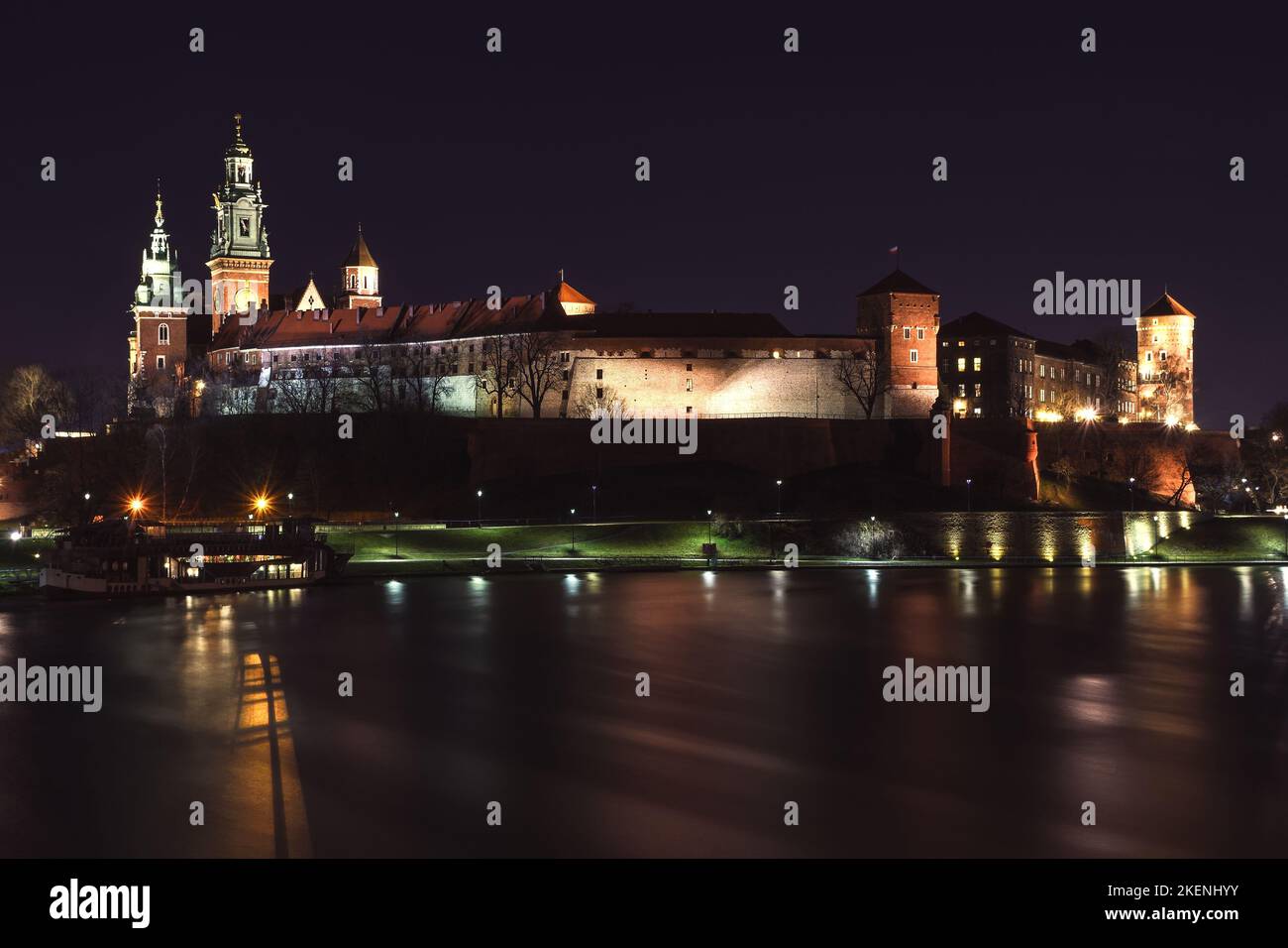 Old city night wawel castle hi-res stock photography and images - Alamy