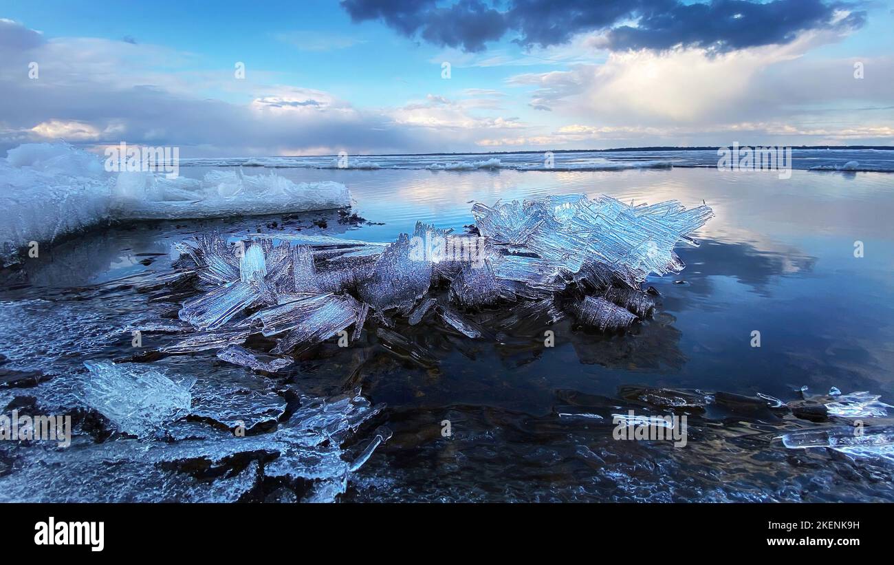 Ice frozen river hi-res stock photography and images - Alamy