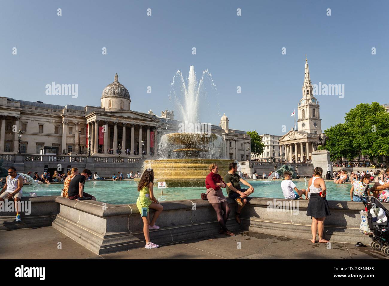 Trafalgar Square on a summer evening, top tourist attraction in the ...