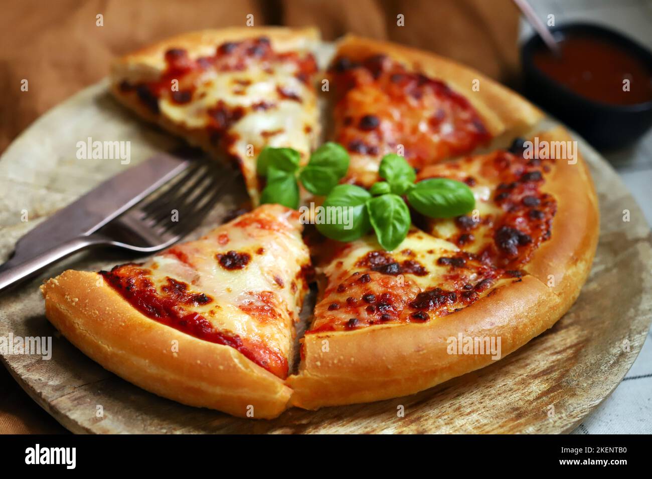 Traditional round pizza hi-res stock photography and images - Alamy