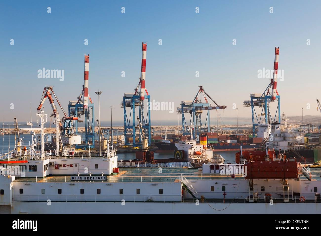 Docked Gran Bretagna cargo ship and shipping container loading cranes ...