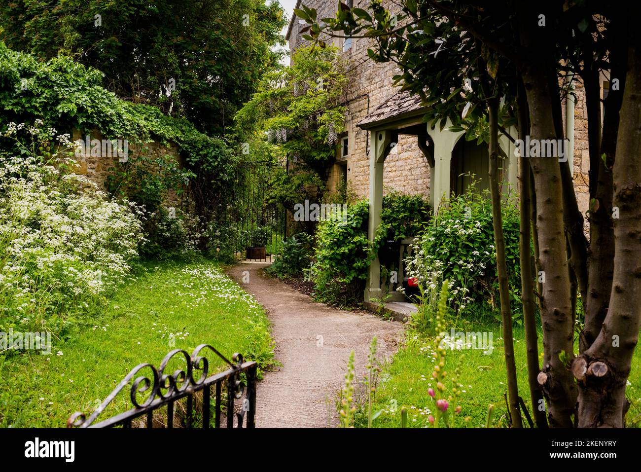 Cottage garden in the Cotswold village of Broadwell, England Stock ...