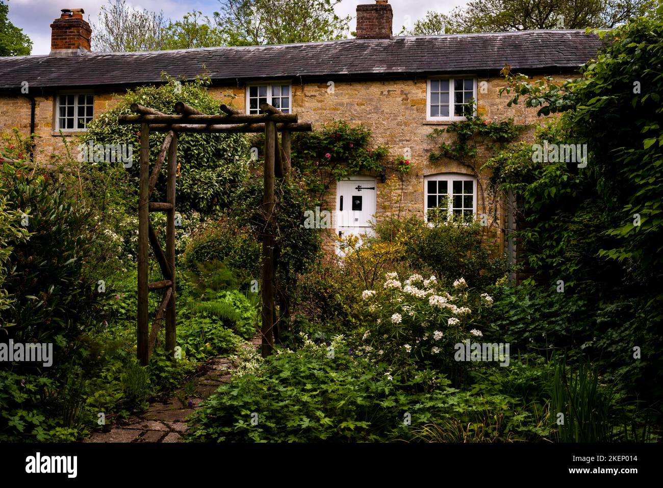 Garden and wood arbor in Broadwell in the Cotswolds, England Stock ...