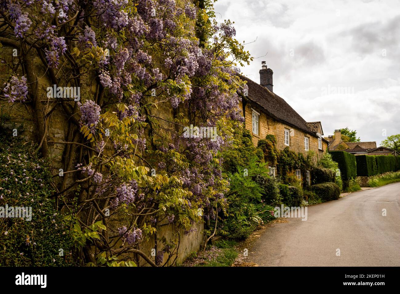 English shingle roof hi-res stock photography and images - Alamy