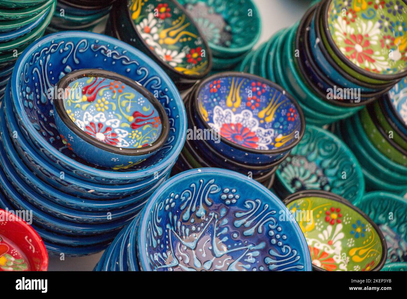 Traditional Turkish ceramic plates in bazaar Stock Photo - Alamy