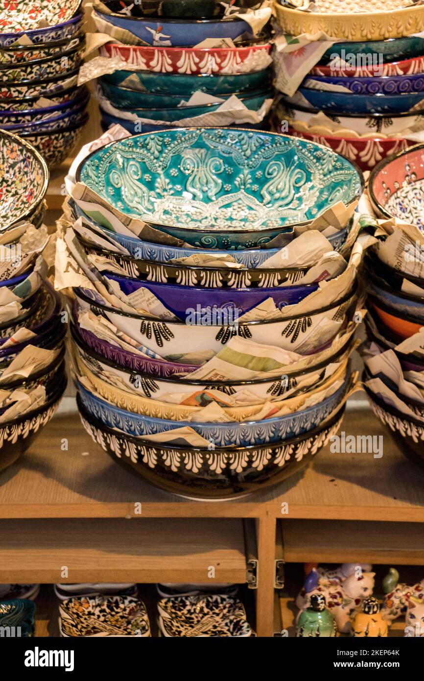 Traditional Turkish ceramic plates in bazaar Stock Photo - Alamy
