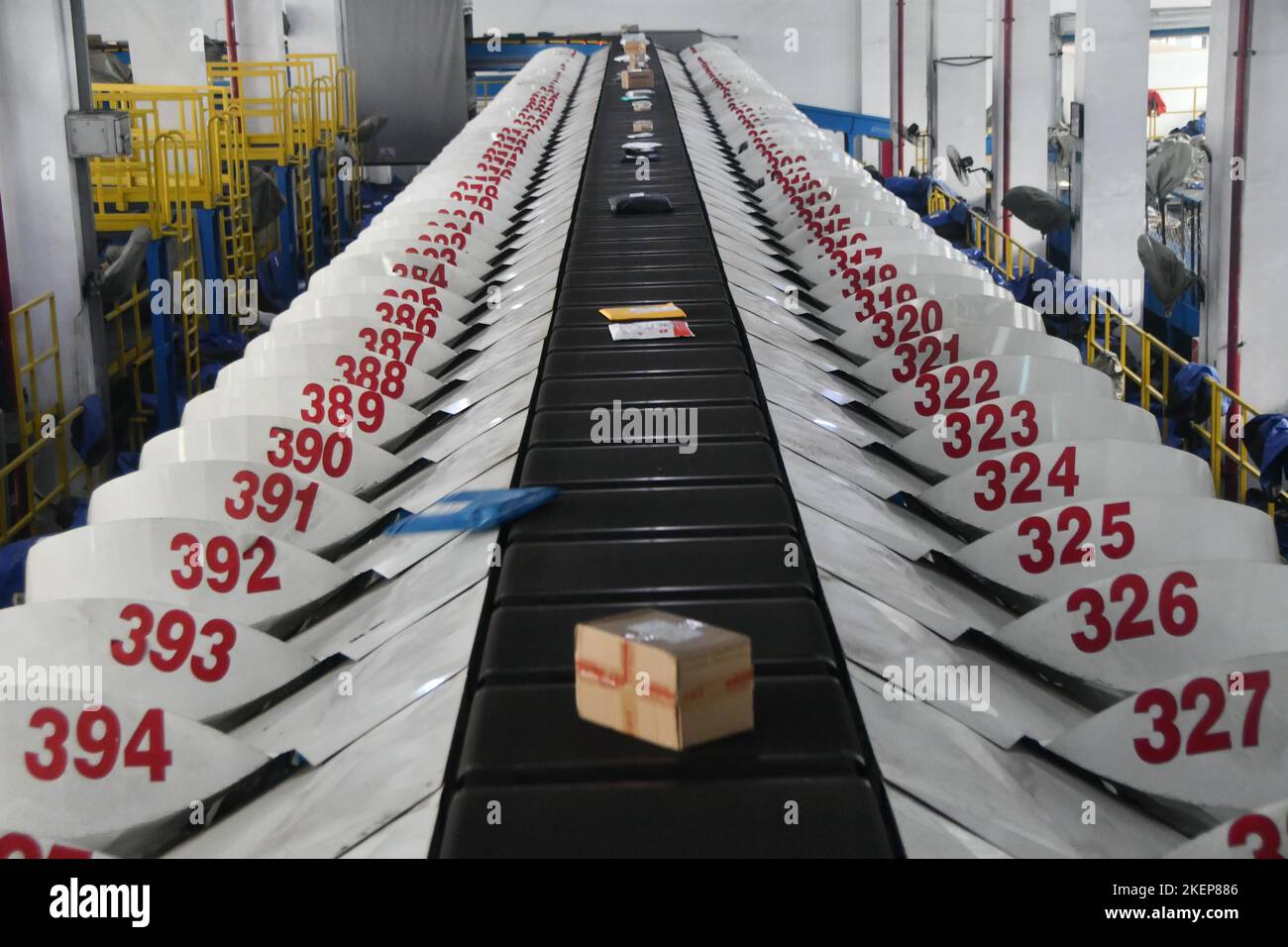 Intelligent sorting system is sorting express parcels at ZTO Express ...