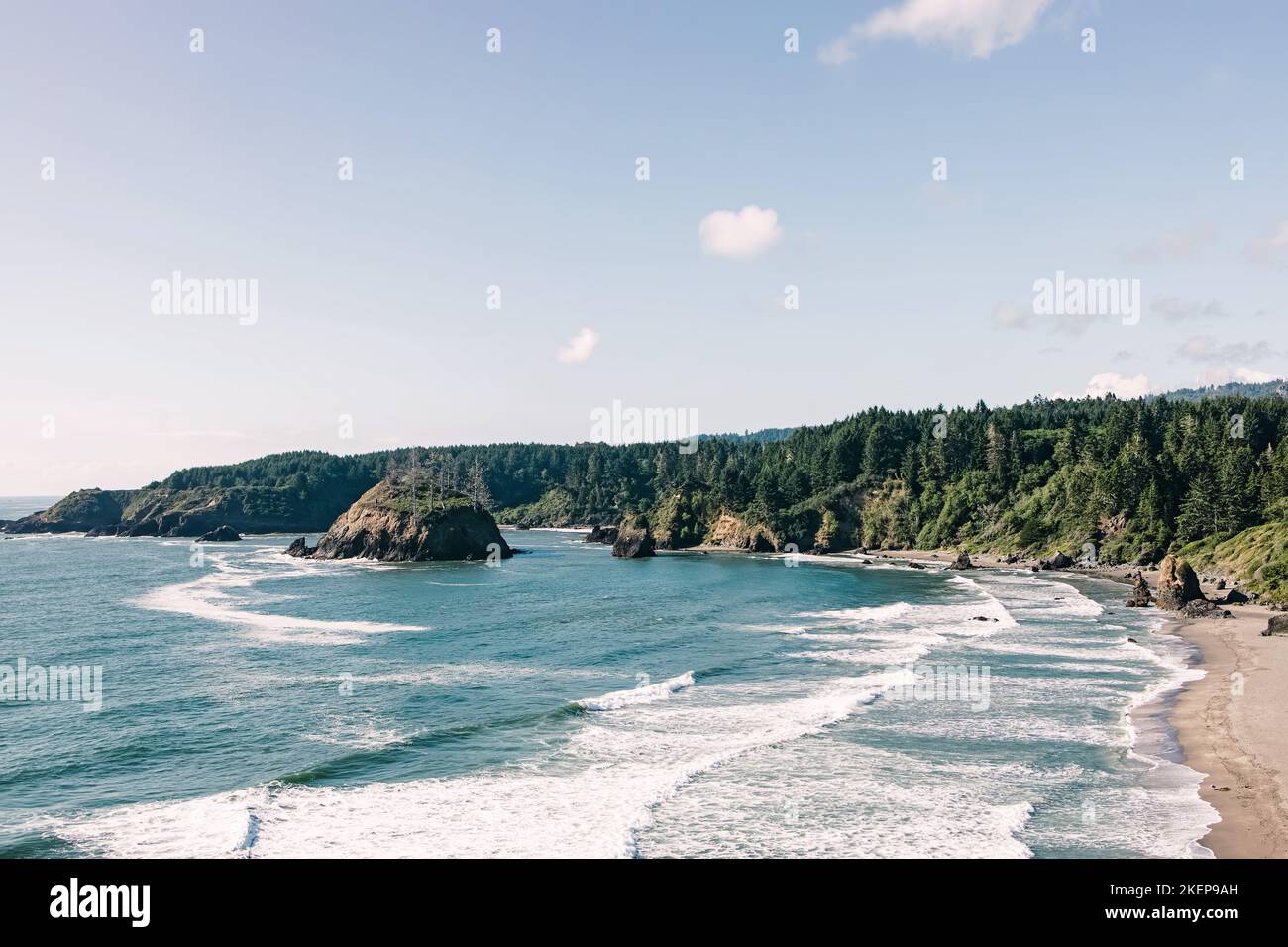Bright blue ocean hi-res stock photography and images - Alamy