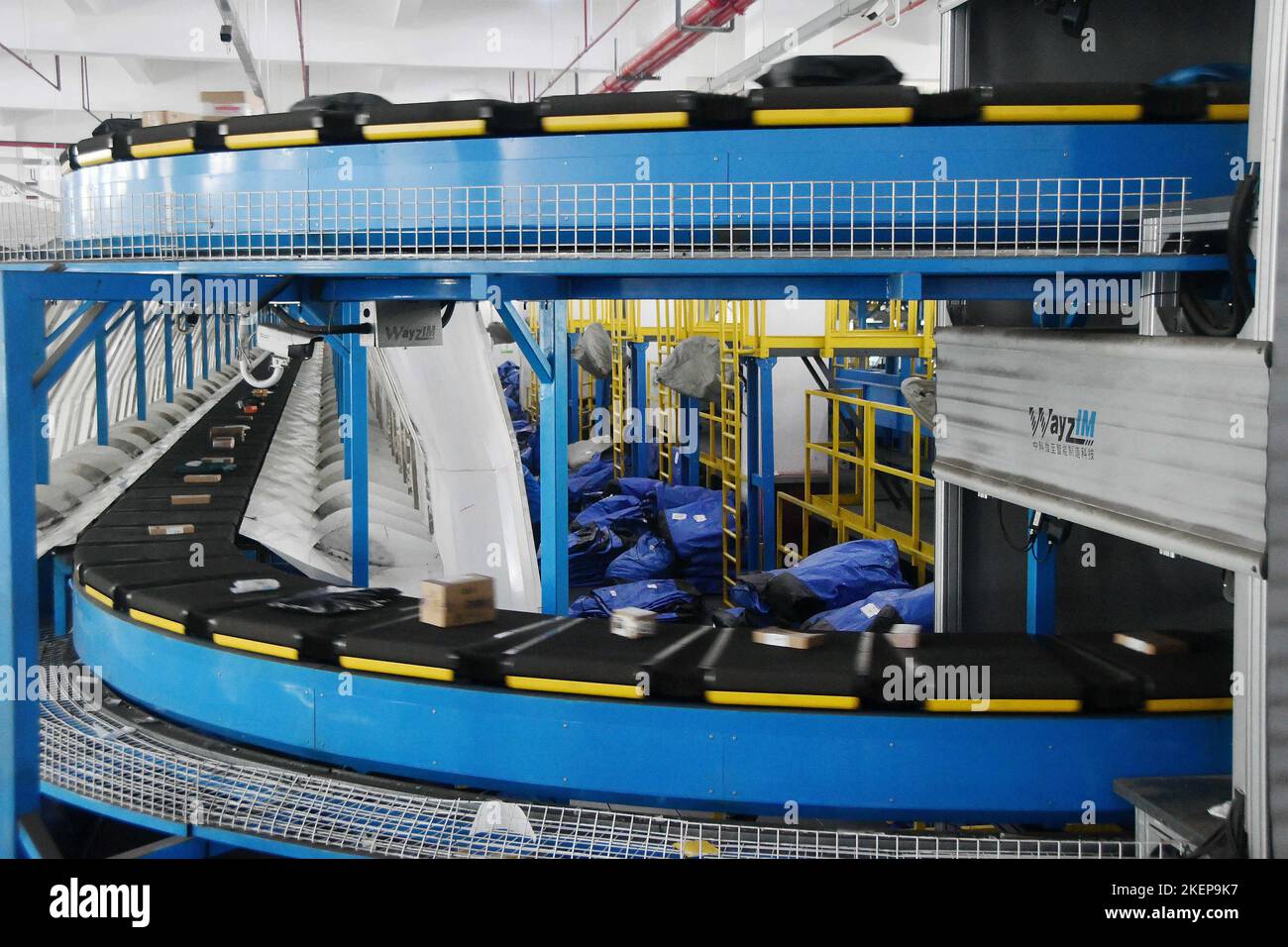 Intelligent sorting system is sorting express parcels at ZTO Express ...