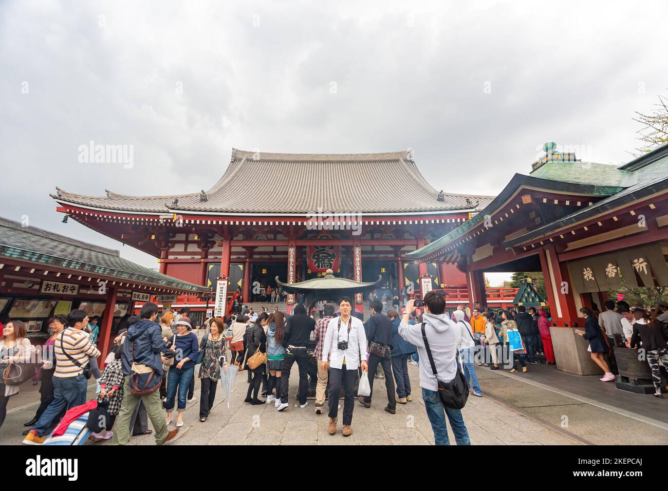 Tokyo main place of worship hi-res stock photography and images - Alamy