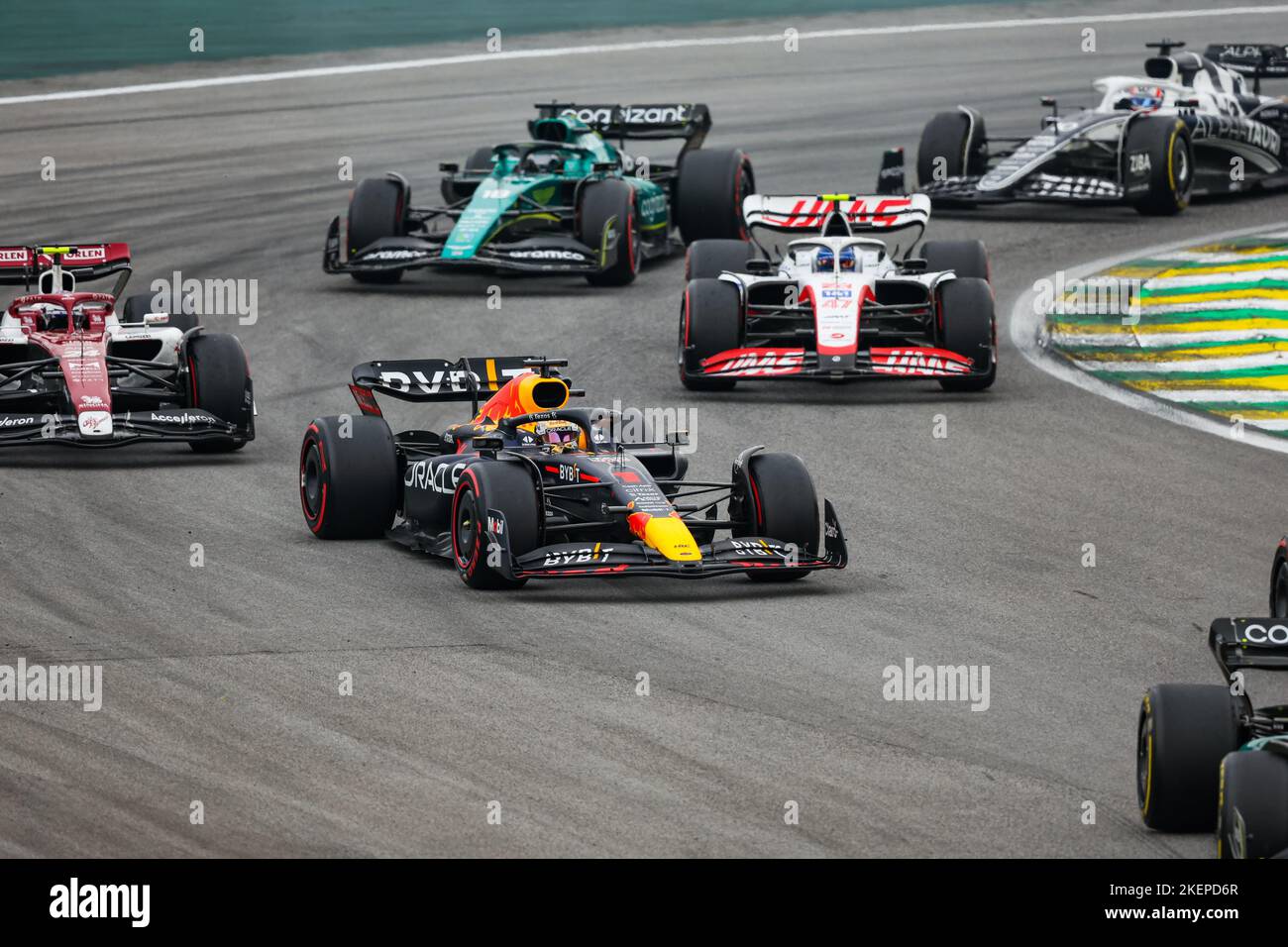 01 VERSTAPPEN Max (nld), Red Bull Racing RB18, 24 ZHOU Guanyu (chi ...