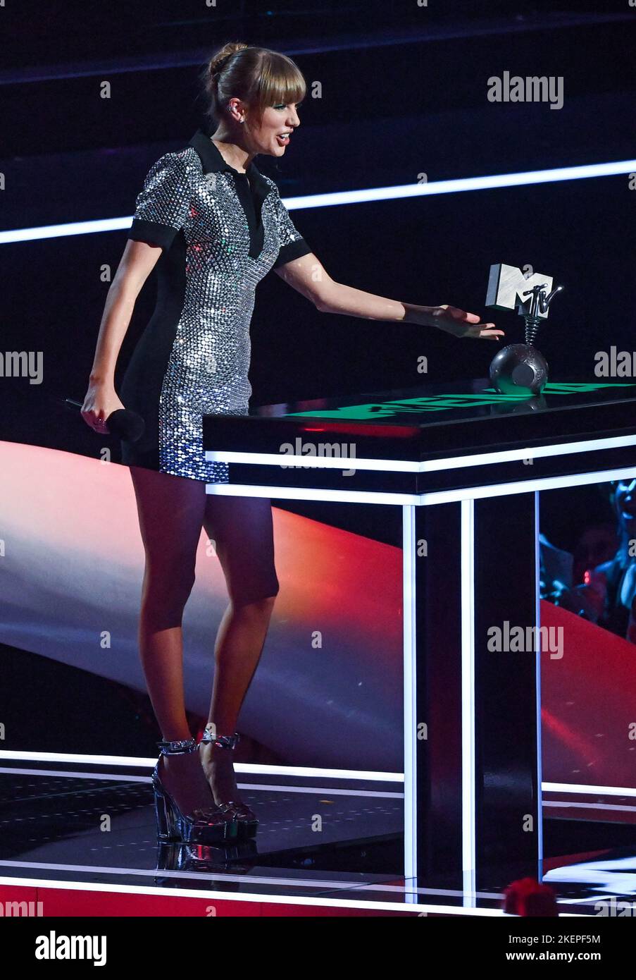 Taylor swift 2022 performing hi-res stock photography and images - Alamy