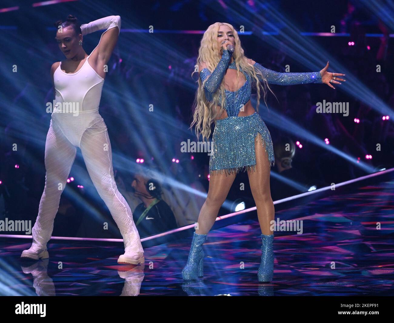 Ava max stage hi-res stock photography and images - Alamy