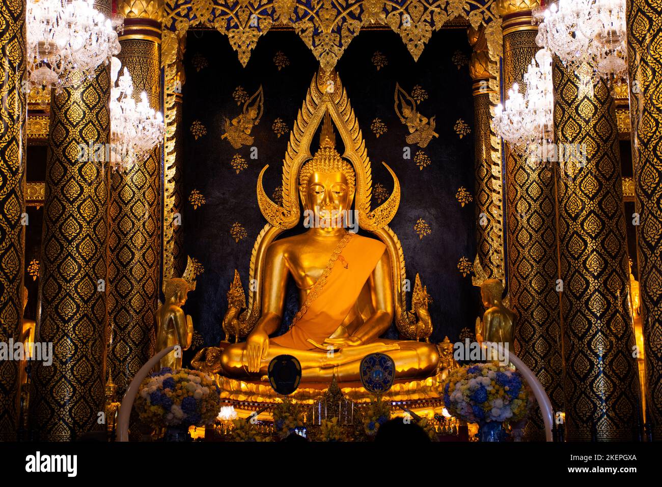 Interior of the vihara and Phra Phuttha Chinnarat buddha statue for ...