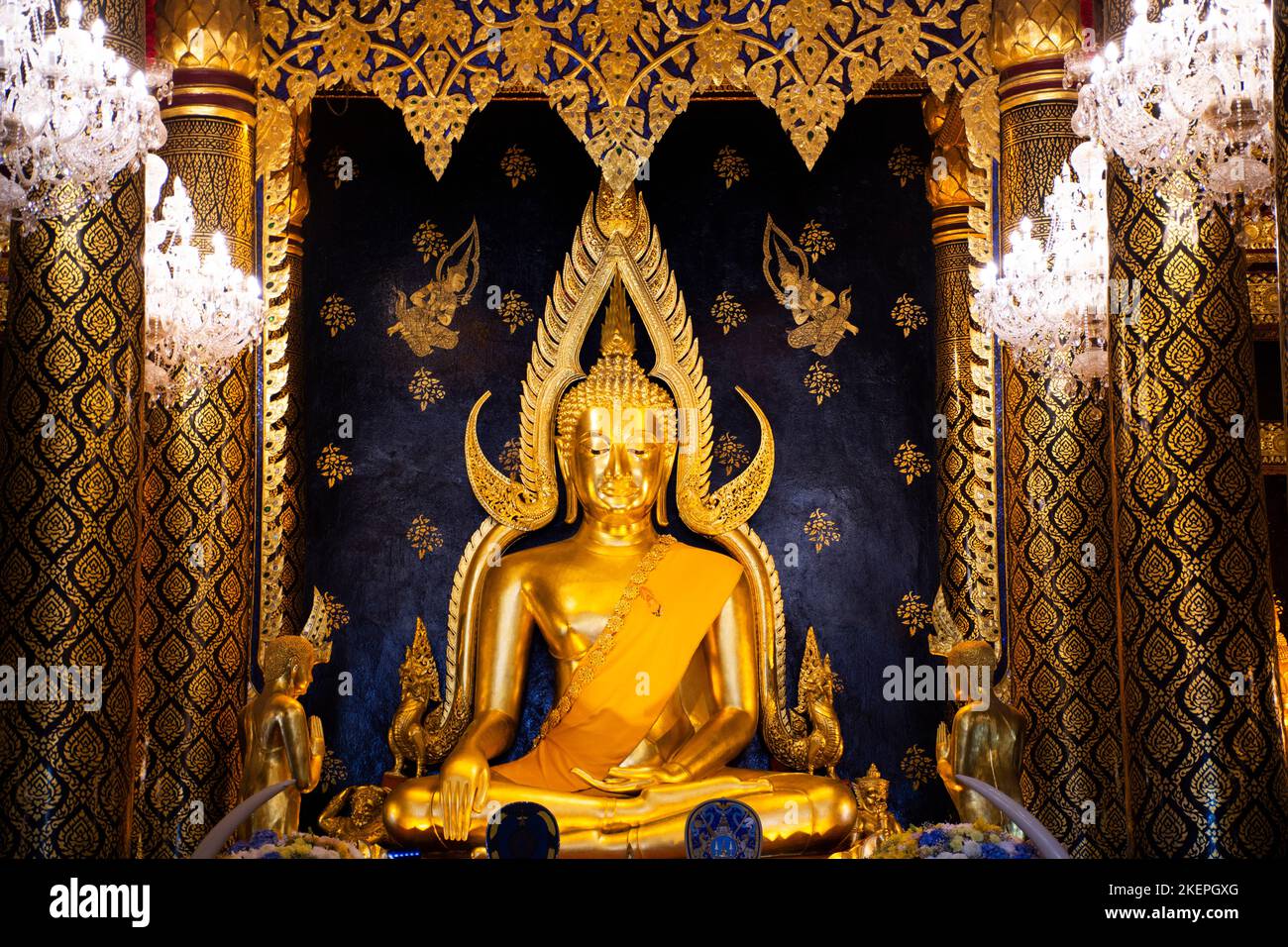 Interior of the vihara and Phra Phuttha Chinnarat buddha statue for ...