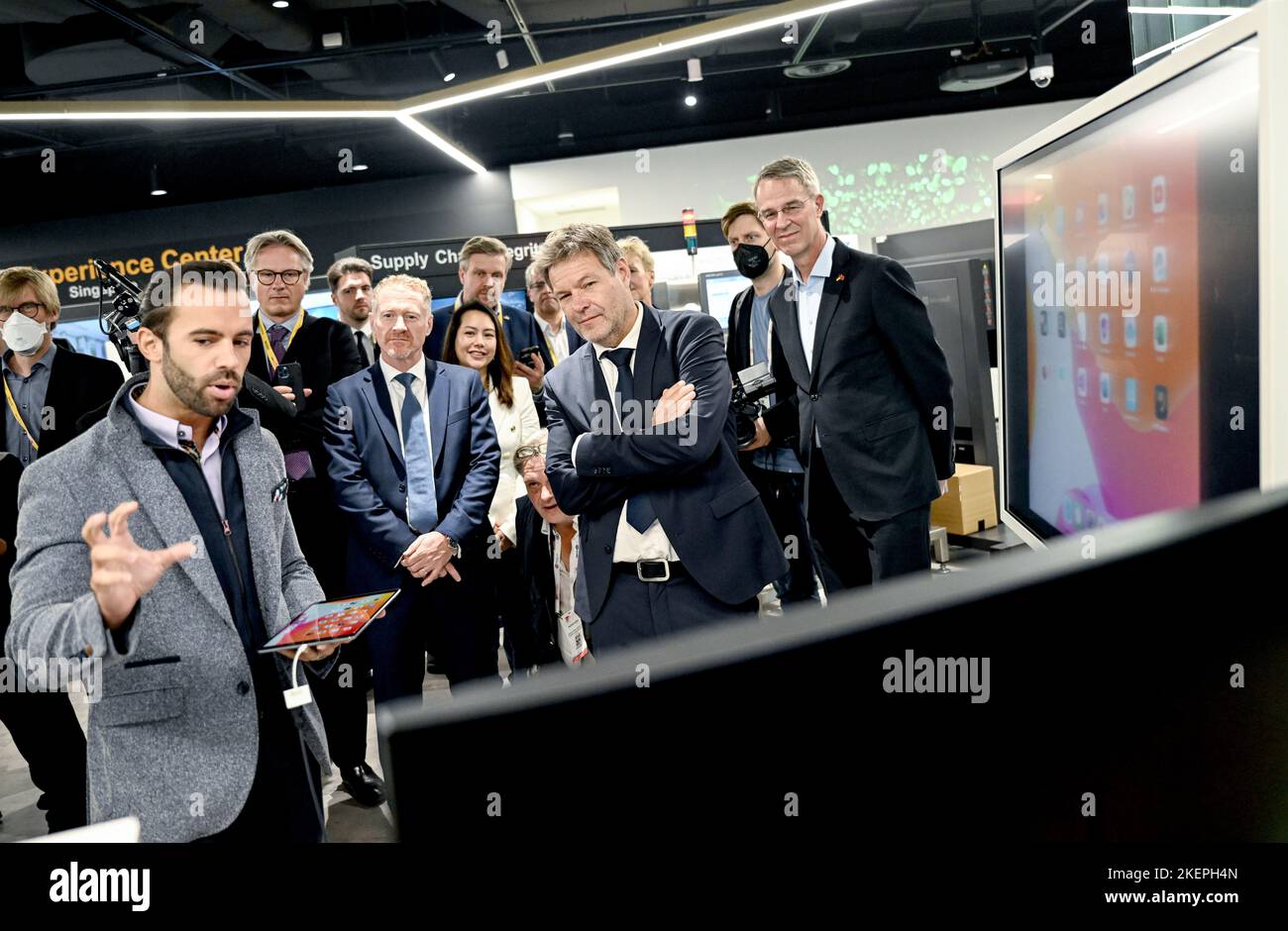 14 November 2022, Singapore, Singapur: Marvin Rougier (l), Director SAP ...