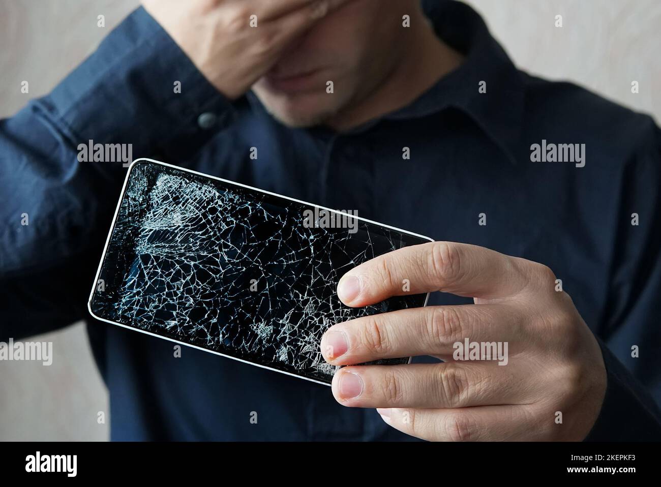 Man holds tablet broken screen hi-res stock photography and images - Alamy