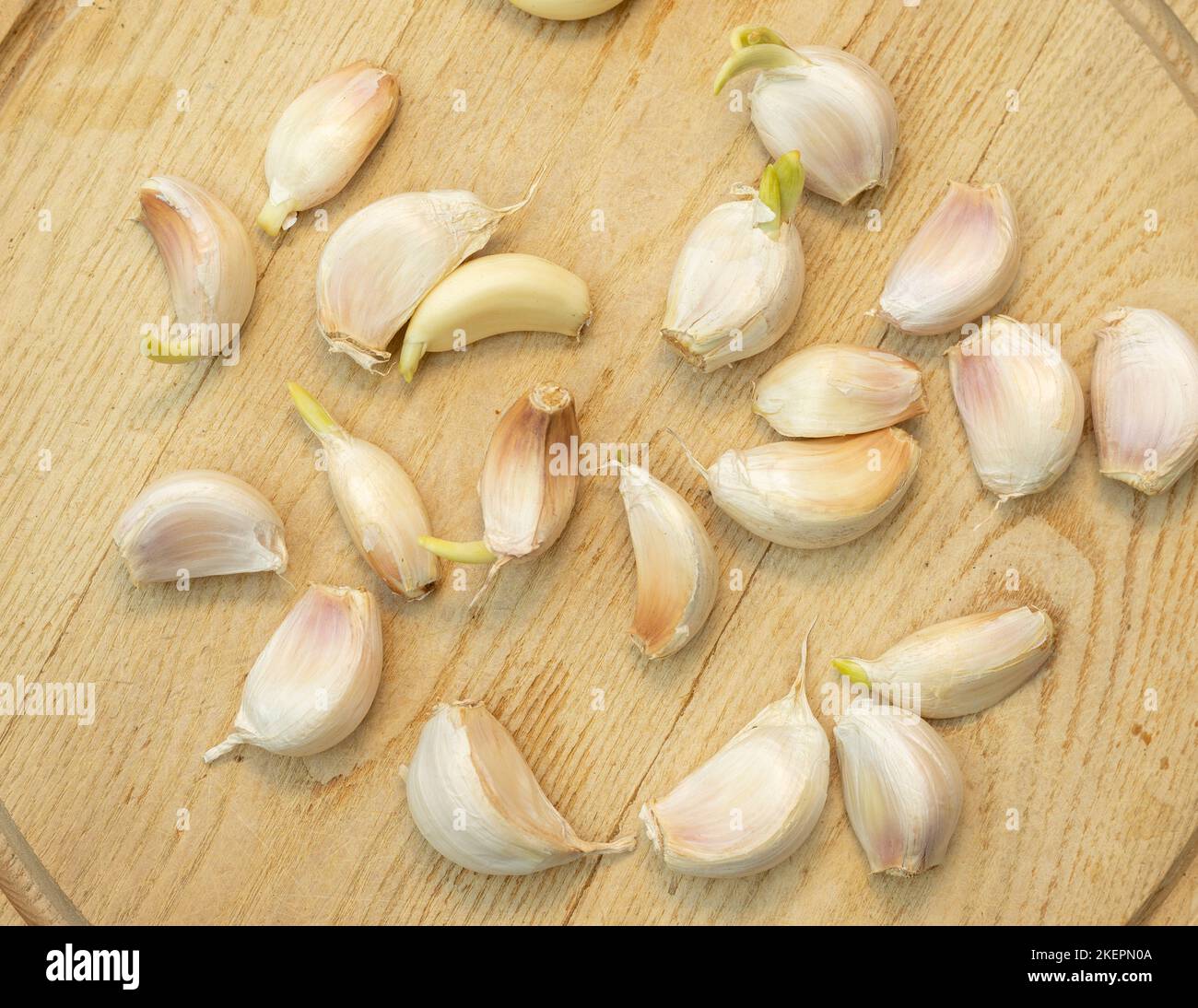 Bunch of garlic cloves hi-res stock photography and images - Alamy