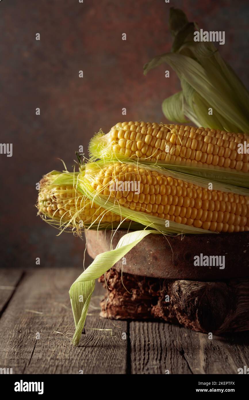 Fresh corn on cobs on a rustic wooden table Stock Photo - Alamy