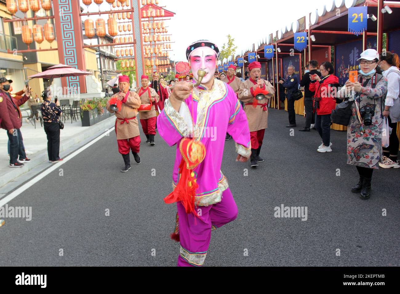 A traditional Han custom wedding show including traditional elements ...