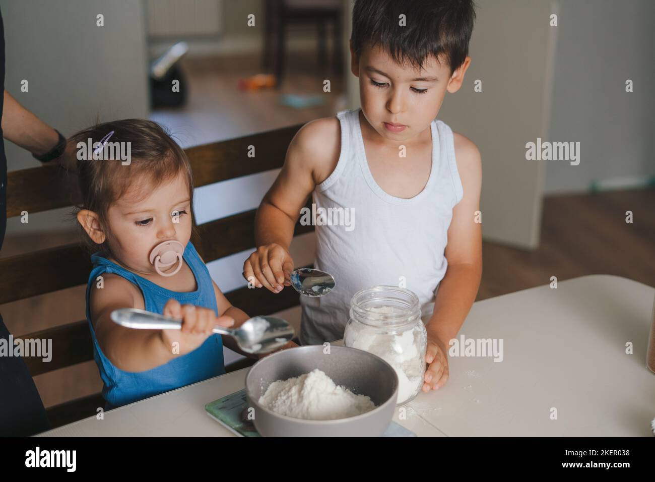 Kids cooking in the kitchen hi-res stock photography and images - Alamy
