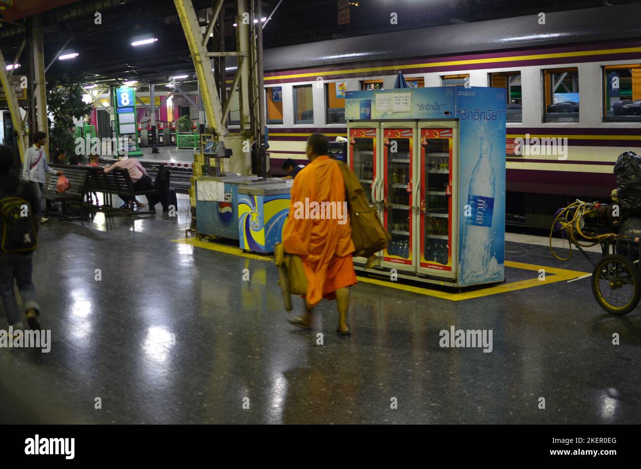 Monk railway Train plattform Bangkok mainstation early morning Stock ...