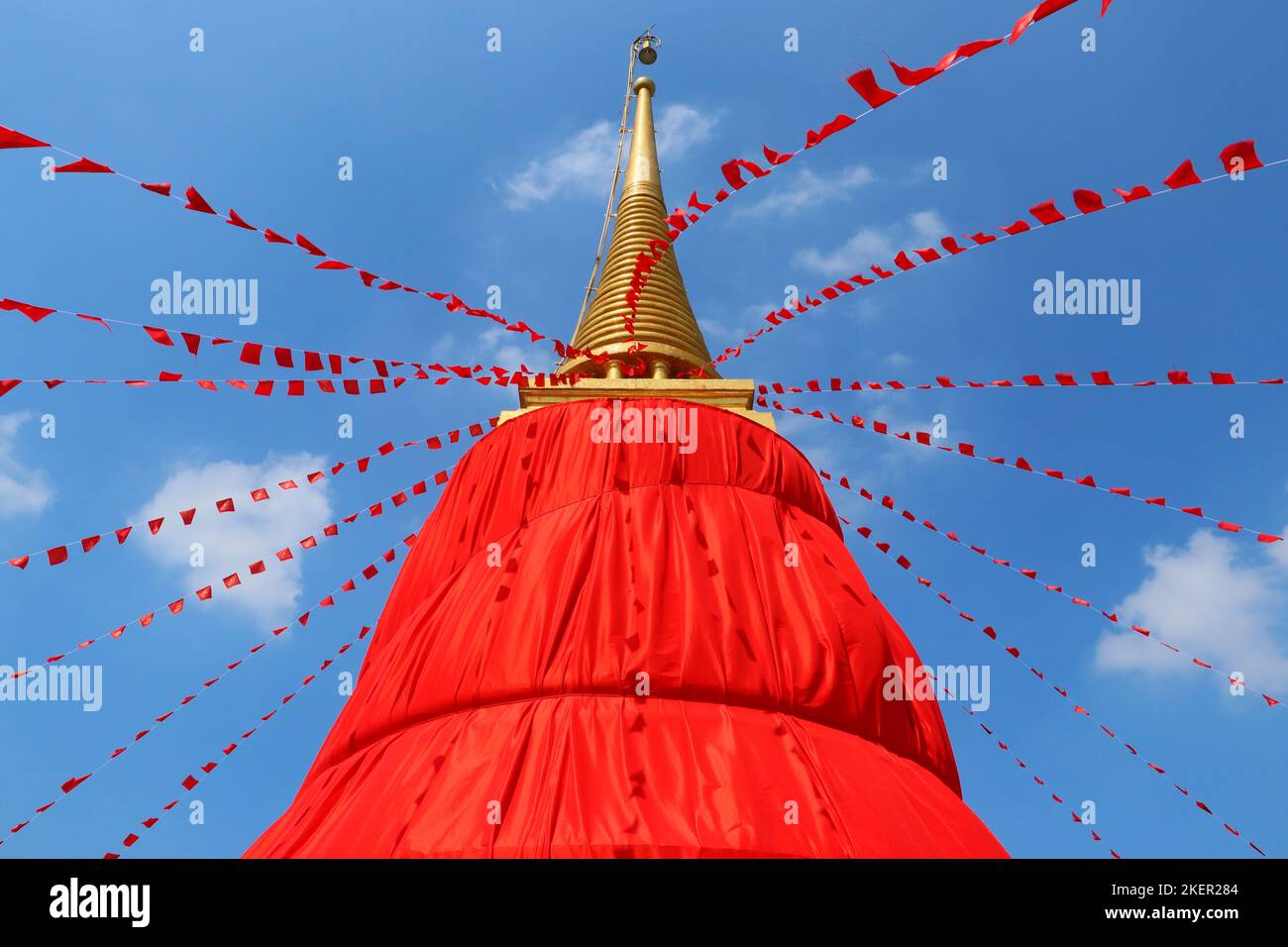 Wrap sacred red cloth around the Golden Mount ritual in Bangkok Stock ...