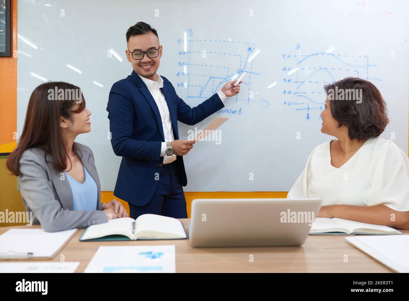 Explaining charts hi-res stock photography and images - Alamy