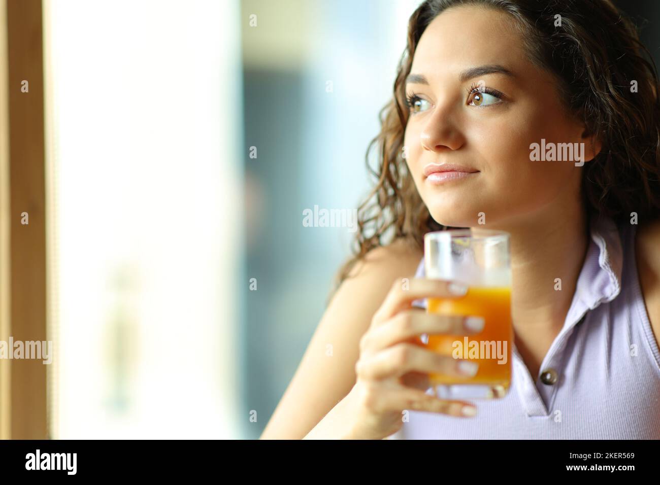 Hand holding fruit juice hi-res stock photography and images - Alamy