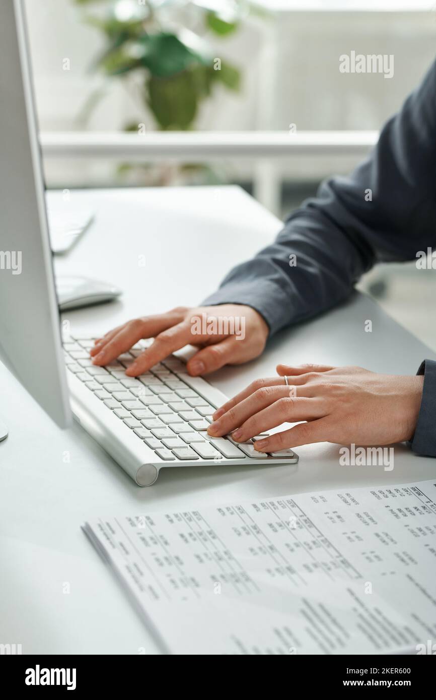 Manager typing hi-res stock photography and images - Alamy