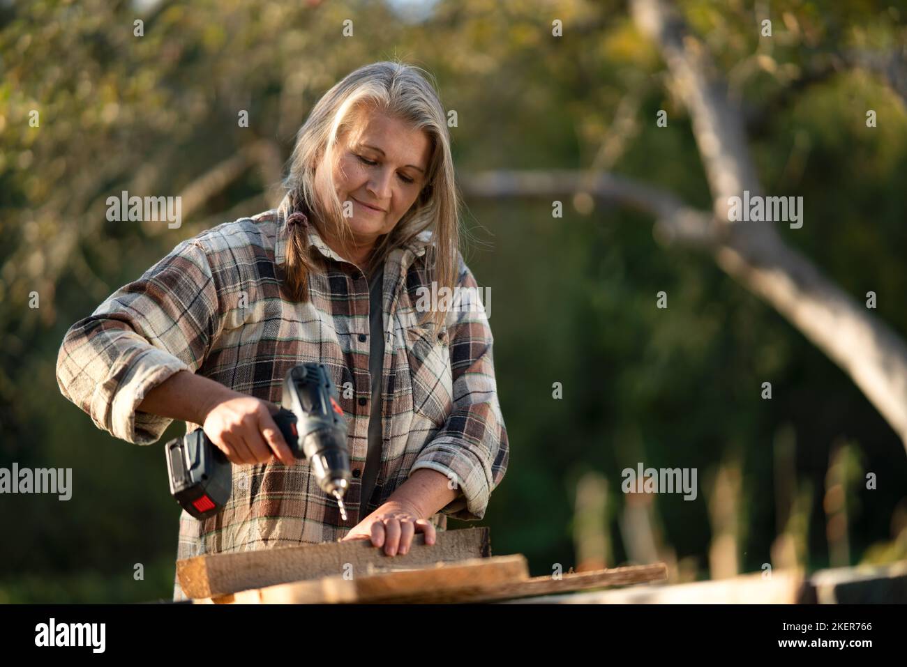 Handy female carpenter working in carpentry diy workshop outdoors Stock ...