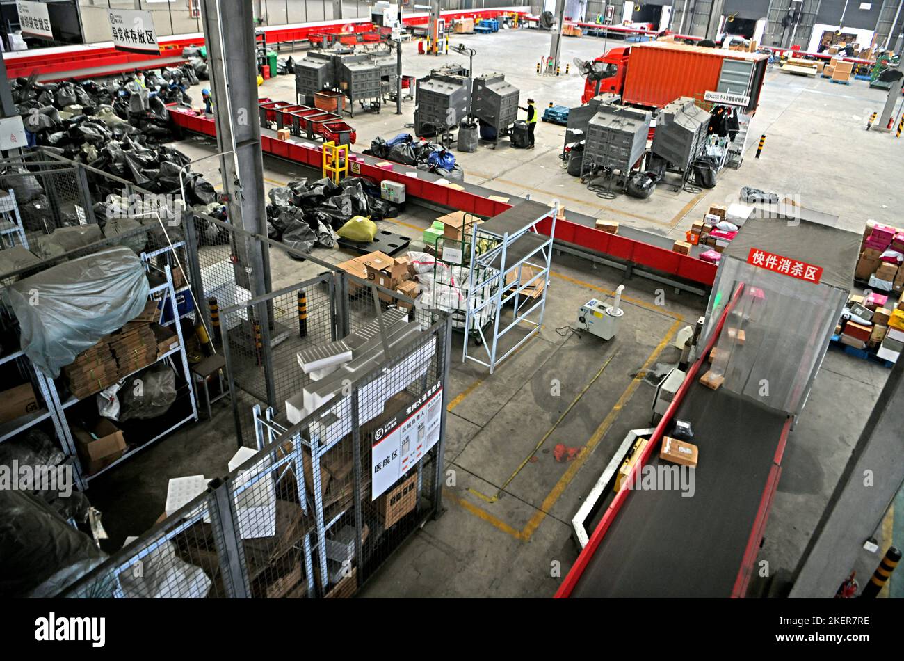 The Shunfeng Express workers are sorting parcels in the warehouse ...