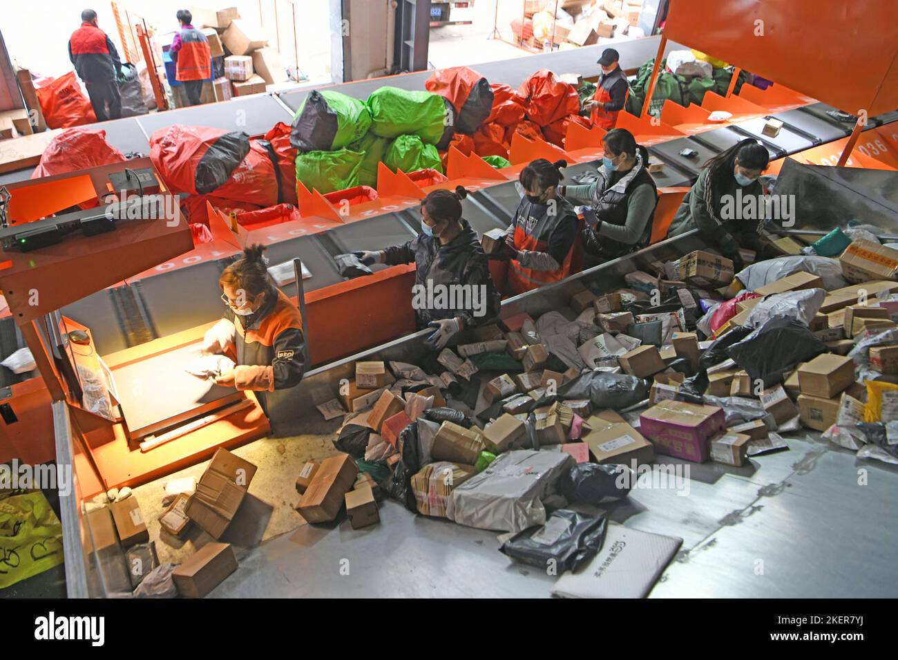 The Shunfeng Express workers are sorting parcels in the warehouse ...