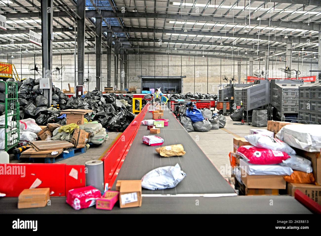 The Shunfeng Express workers are sorting parcels in the warehouse ...
