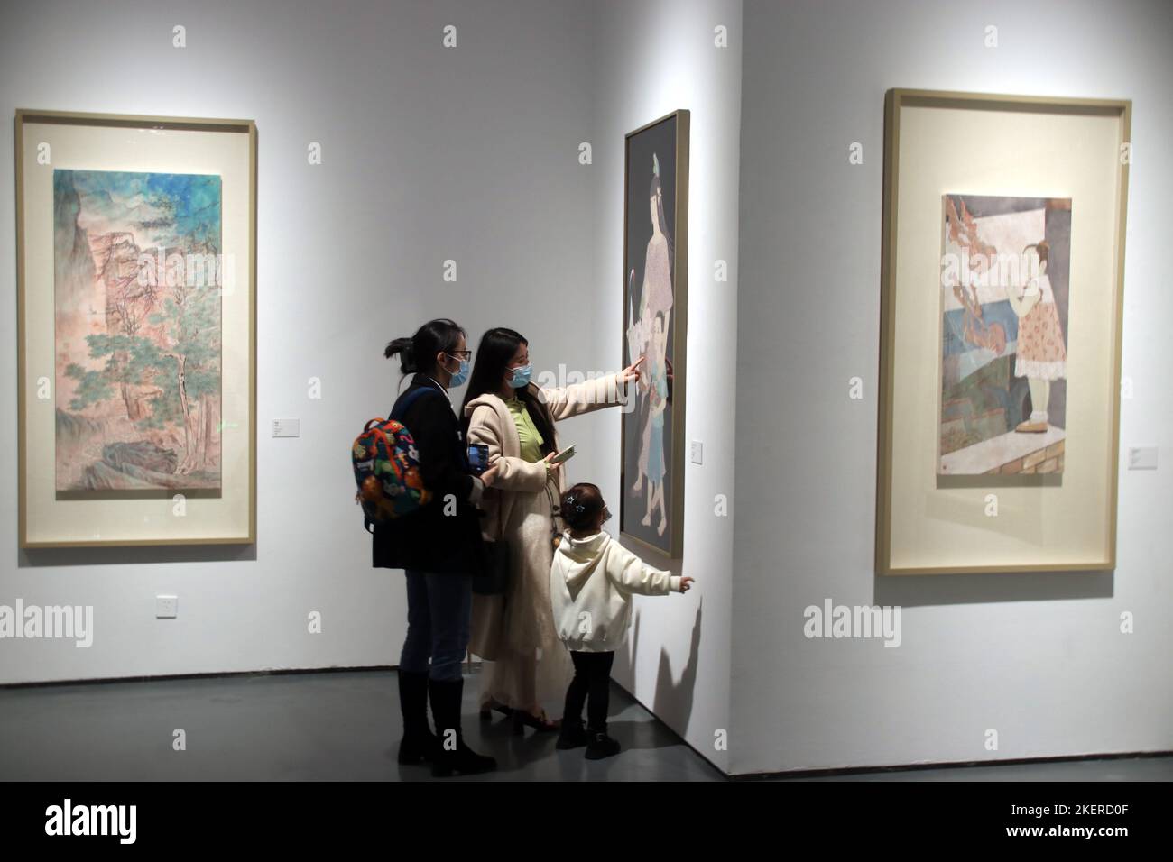 People are visiting the China Color Painting Academic Invitational ...