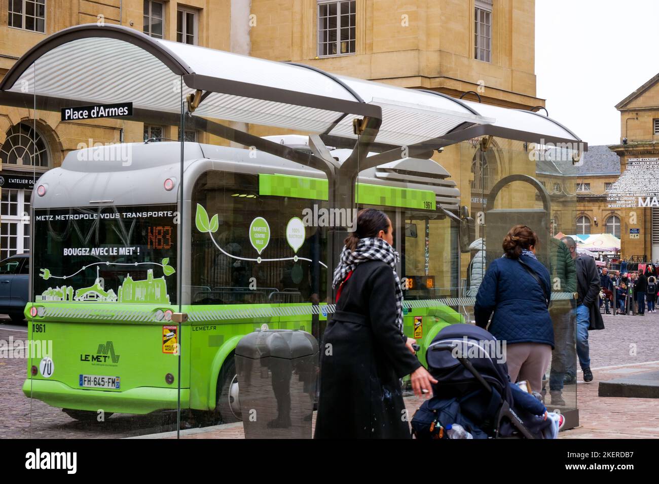 Le met bus hi-res stock photography and images - Alamy