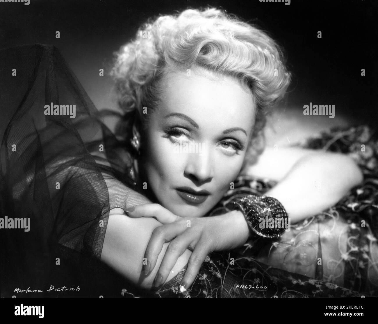 Marlene dietrich 1946 hi-res stock photography and images - Alamy