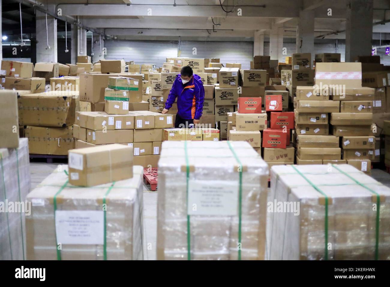Staff work all night in the Qingpu express distribution station in ...