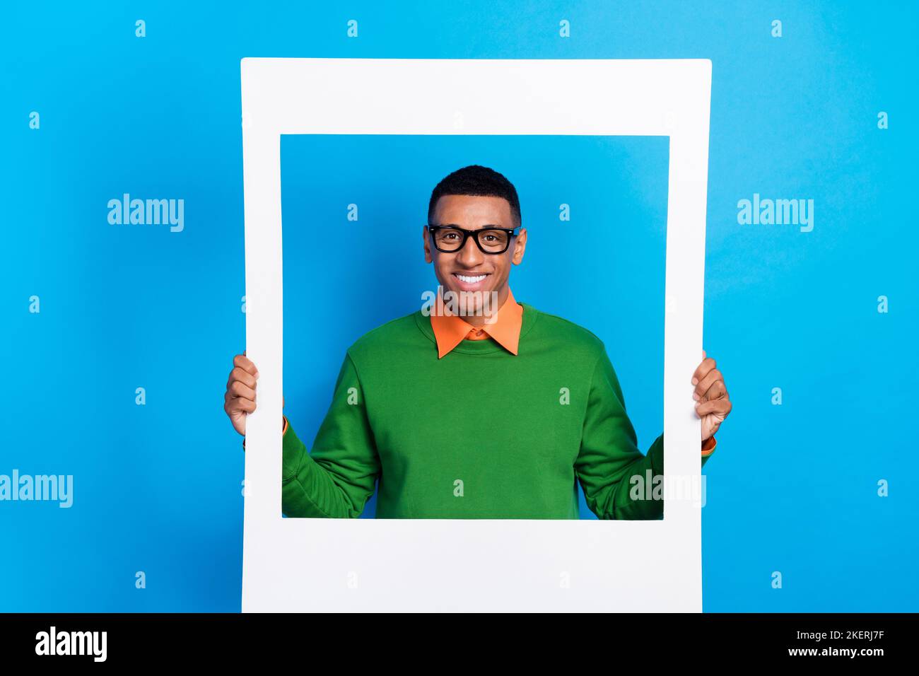 Photo cadre of young positive popular business coach man hold paper ...