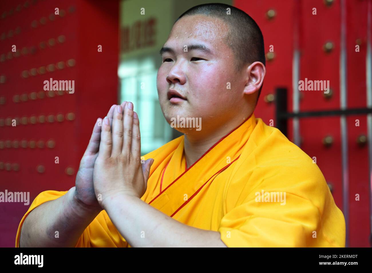 An 18-year-old monk used "Tie Sha Zhang (Iron Sand Palm)" to break the ...