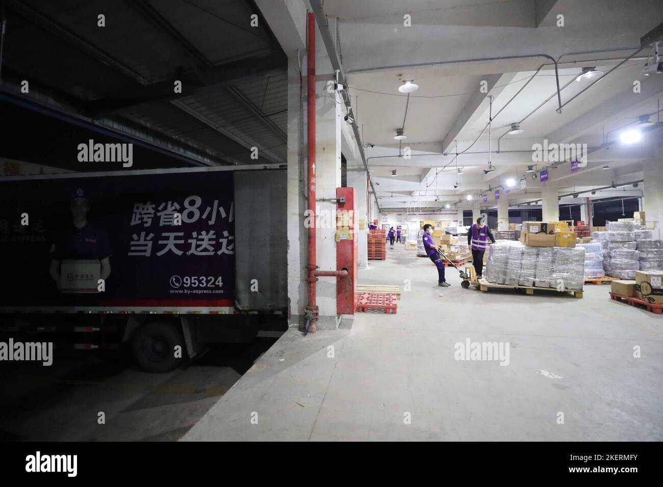 Staff work all night in the Qingpu express distribution station in ...