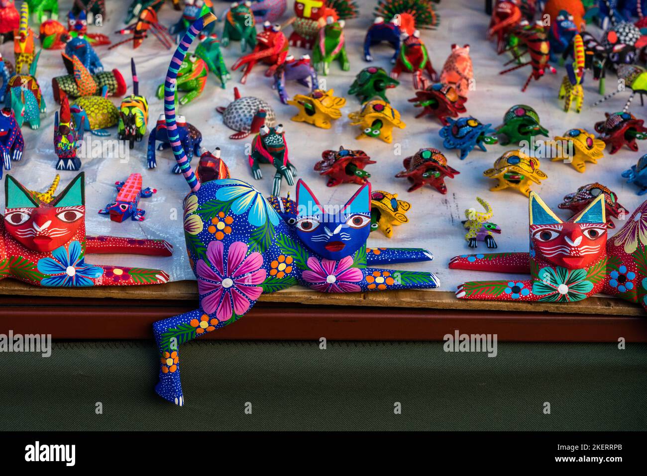 Wooden painted cats hi-res stock photography and images - Alamy