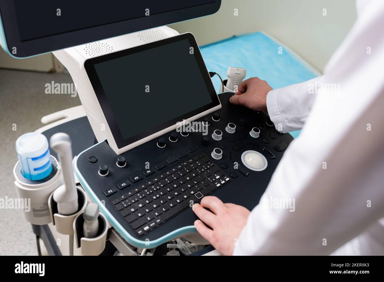 Doctor stock image hi-res stock photography and images - Alamy