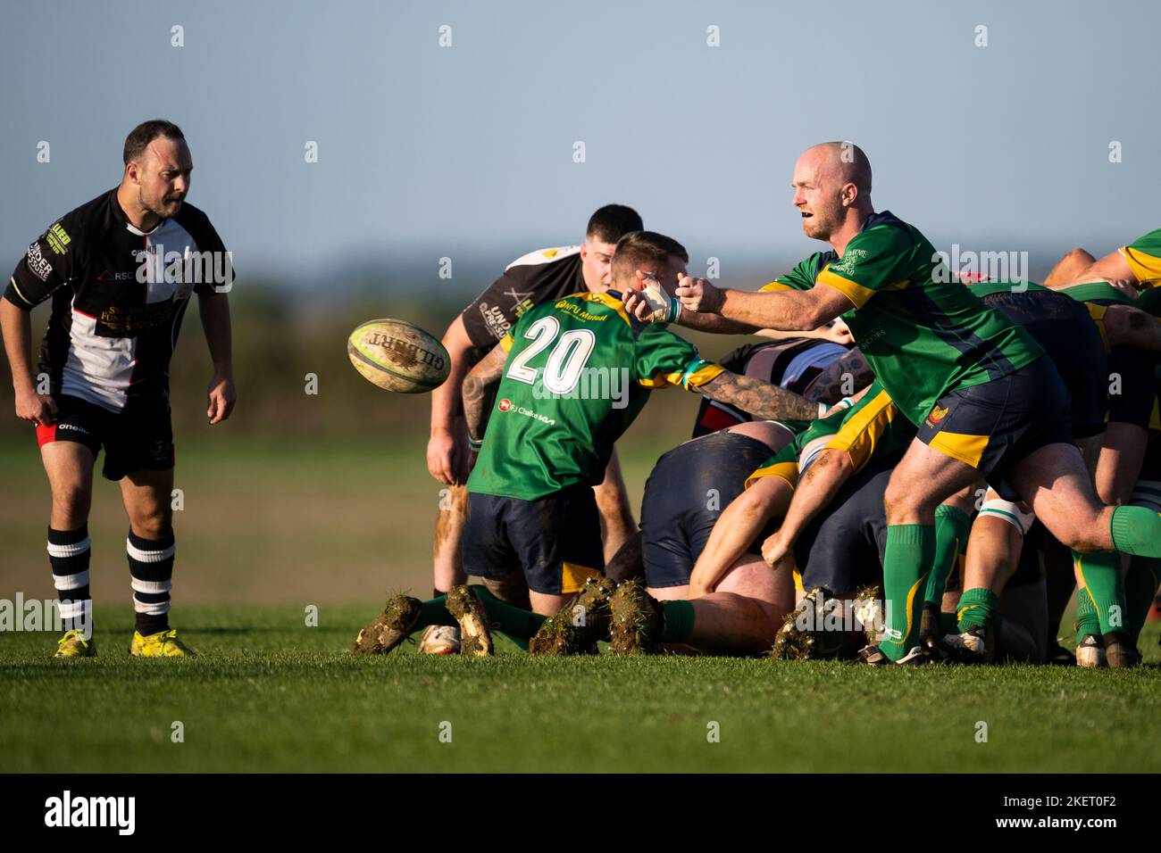 Scrum half throwing rugby ball hi-res stock photography and images - Alamy