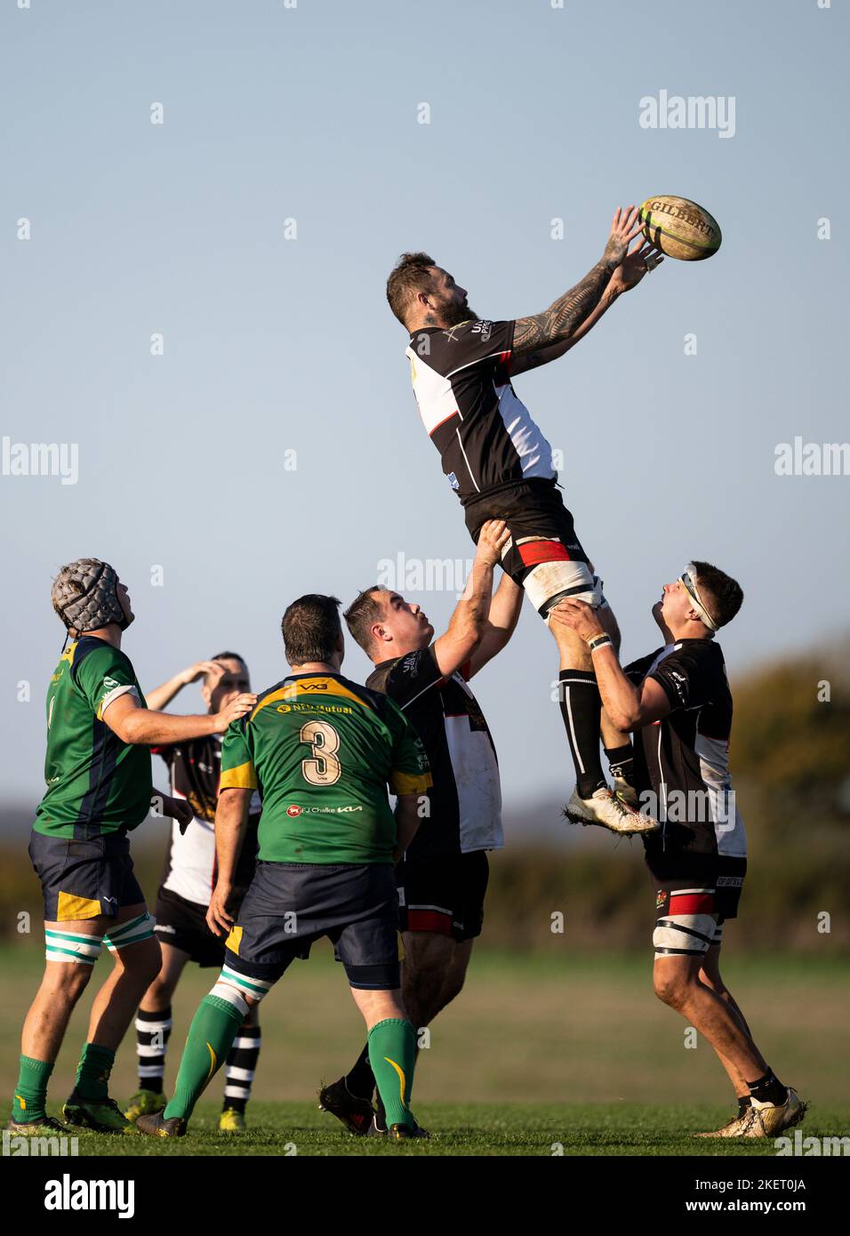 Lifting rugby player hi-res stock photography and images - Alamy